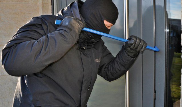 Politiehond speurt goederen op die afkomstig blijken van woninginbraak ... Politiehond speurt goederen op die afkomstig blijken van woninginbraak ...