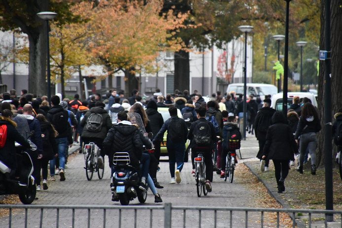 #Scholen Grimmige sfeer bij scholen in Enschede, politie grijpt in ... #Scholen Grimmige sfeer bij scholen in Enschede, politie grijpt in ...