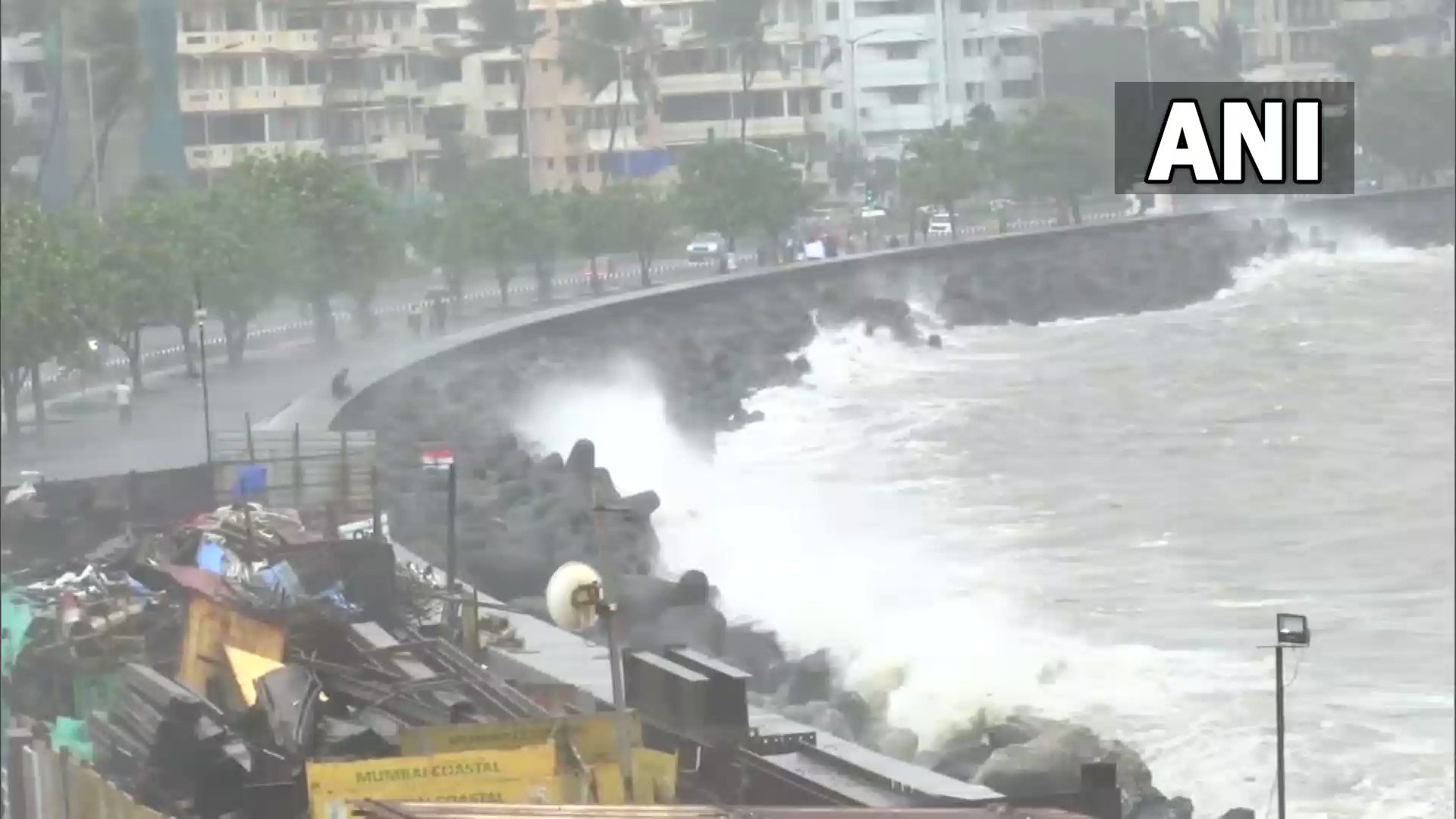 ANI on Twitter: "#WATCH | Maharashtra: High tide hits Marine Drive in Mumbai amid rainfall As ...