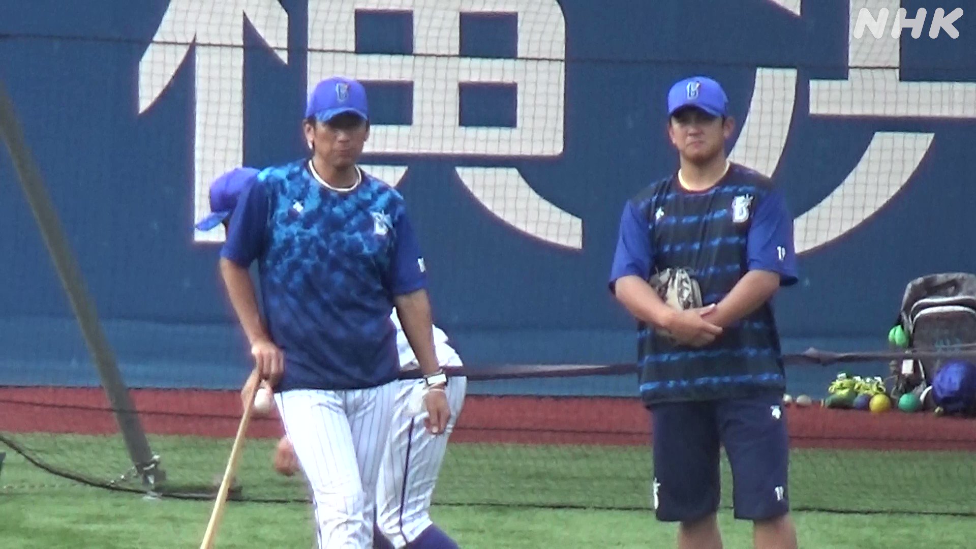 NHKベースボール on Twitter: "️#DeNA の #山﨑康晃 投手 あと2セーブでプロ通算200セーブ達成です!! 今日の練習では #三浦大輔 監督とことばを交わしたほか #桑原 ...