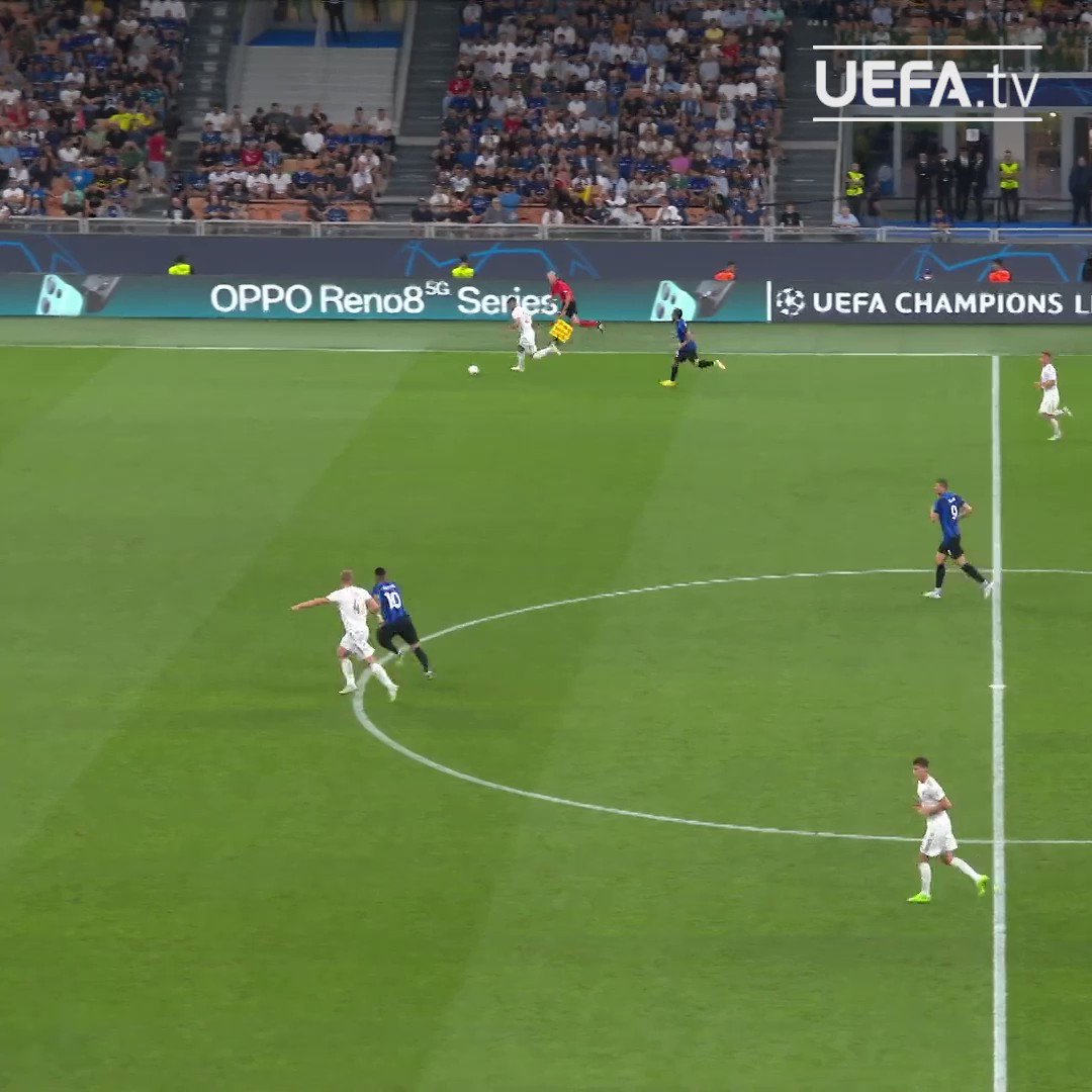 UEFA Champions League on Twitter: "Neuer out and about 😏 @FCBayernEN || #UCL https://t.co ...