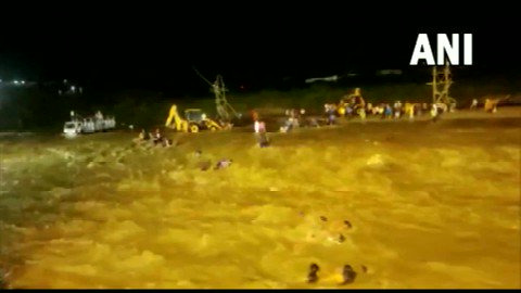ANI on Twitter: "#WATCH | WB: Flash flood hits Mal River in Jalpaiguri during Durga Visarjan; 7 ...