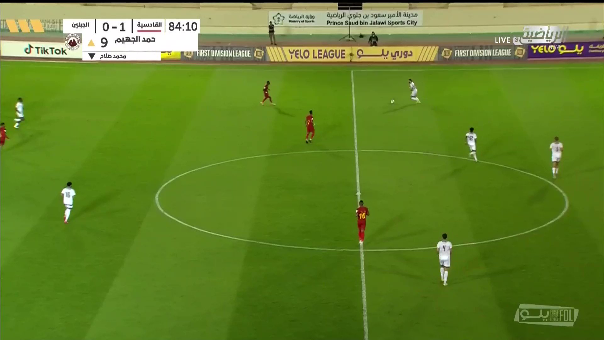 القنوات الرياضية حكم المباراة يشهر البطاقة الحمراء للاعب نادي