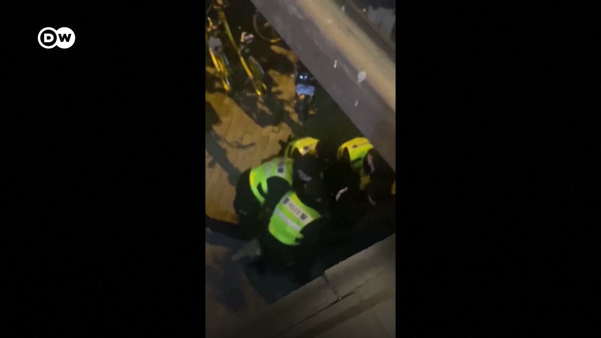 Bbc记者ed Lawrence在上海采访反封控措施抗议时被警察带走。根据bbc的声明，他在遭到警方逮捕过程中被殴打并戴上手铐，数小时后才获释。 官方解释是为了他好，避免他被群众感染新冠