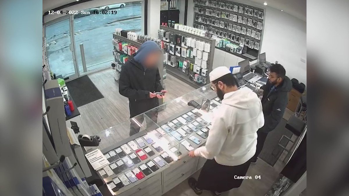 Daily Loud On Twitter Lmao He Tried To Steal A Phone Out Of The Store