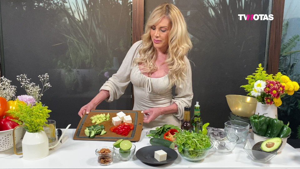 @TVNotasmx on Twitter: "Lorena Herrera nos compartió su secreto de belleza mejor guardado, una ...