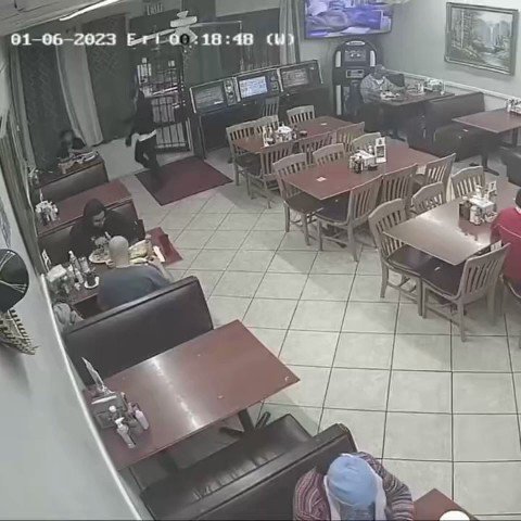 gdh on Twitter: "ABD Houston'da bir hırsız restorandakileri soyduktan sonra bir müşteri ...