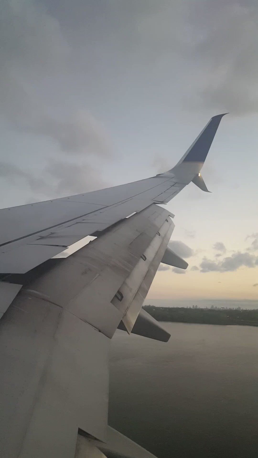 Aviation on Twitter: "Boeing 737 wing strike 😳 📹: Just James https://t.co/7ML7NdH0Rq" / Twitter