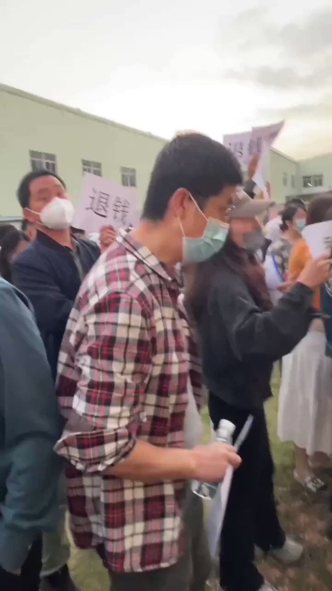 俄爹再爱我一次 On Twitter Rt Accelflopping 网友投稿: 2月17日深圳因不满房价降价而聚集起来的业主开始进行集体抗议