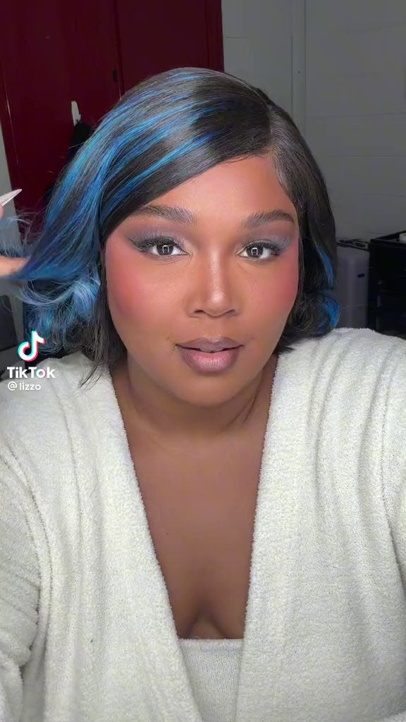 Buzzing Pop On Twitter Lizzo Uses Selena Gomezs 2007 Teen Vogue