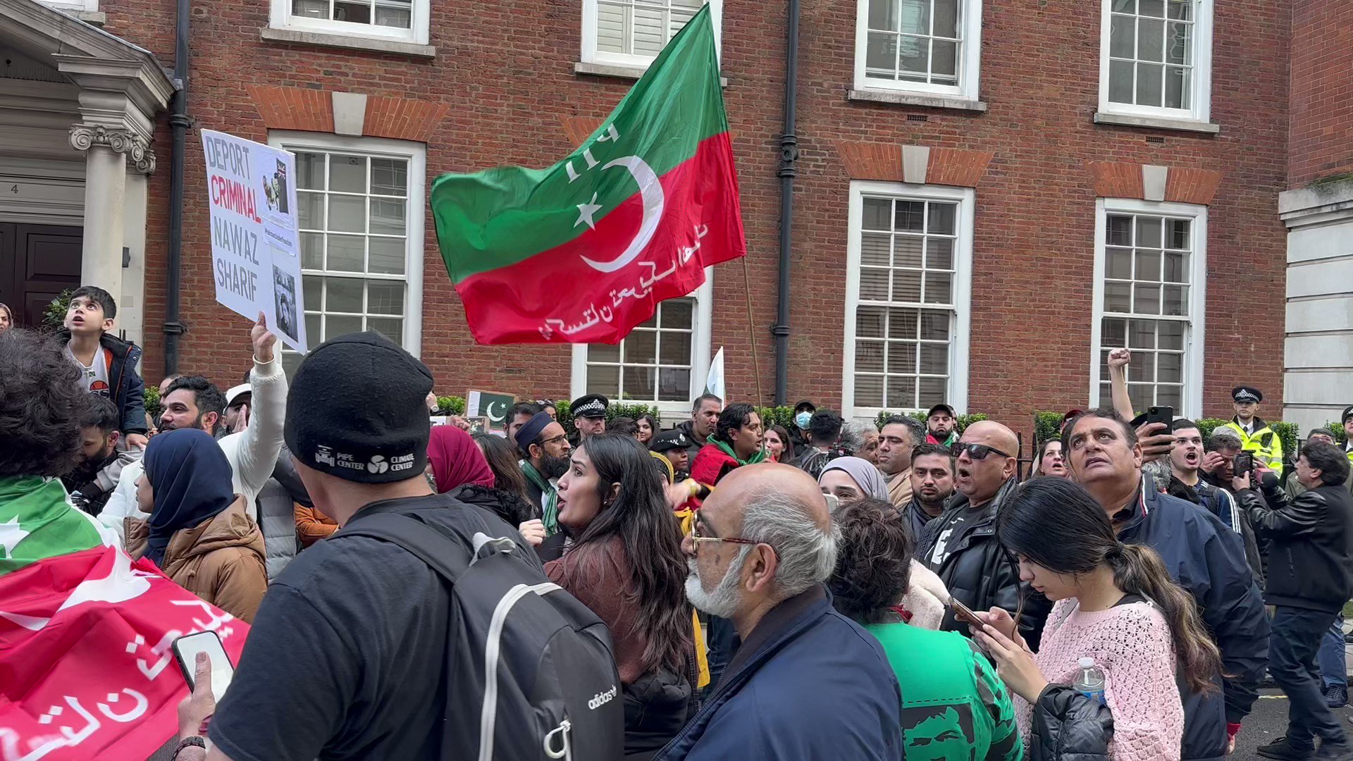 Ihtisham Ul Haq on Twitter: "لندن۔۔ https://t.co/cMWARV7MI8" / Twitter