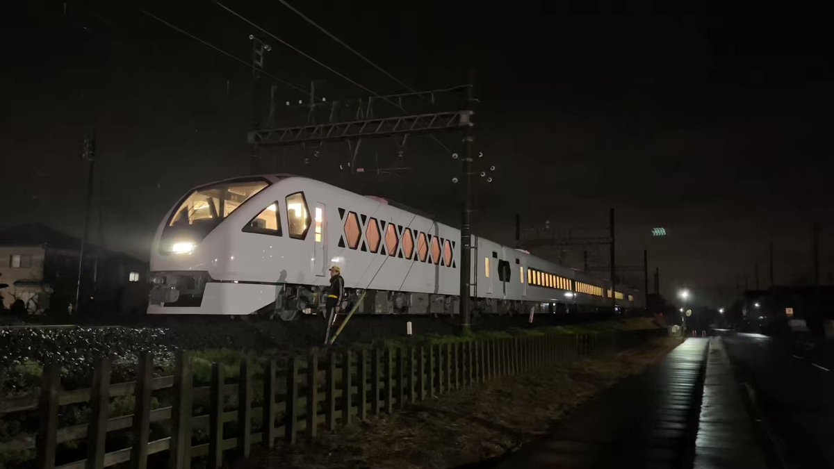 通勤電車ドットコム on Twitter: "RT @Rail_Channel: #N100系 #N102F 「SPACIA X」誘導障害試験。回生電力吸収車は #21435F。日立SiC ...