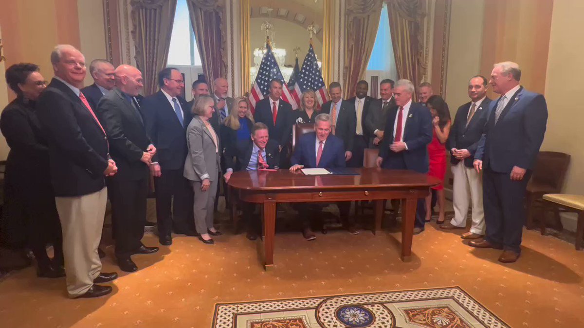 Paso a la Luz on Twitter: "🚨🚨🚨🚨🚨🚨🚨🚨🚨🚨🚨🚨🚨🚨🚨ÚLTIMA HORA: El portavoz McCarthy firma un proyecto de ...