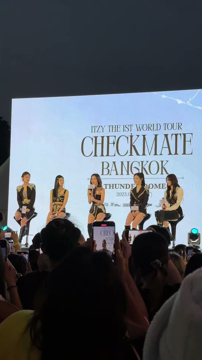 ITZY on Twitter: "ITZY THE 1ST WORLD TOUR in #BANGKOK PRESS EVENT มิดจี ขอเสียงหน่อยค่ะ ‍🔥 Make ...