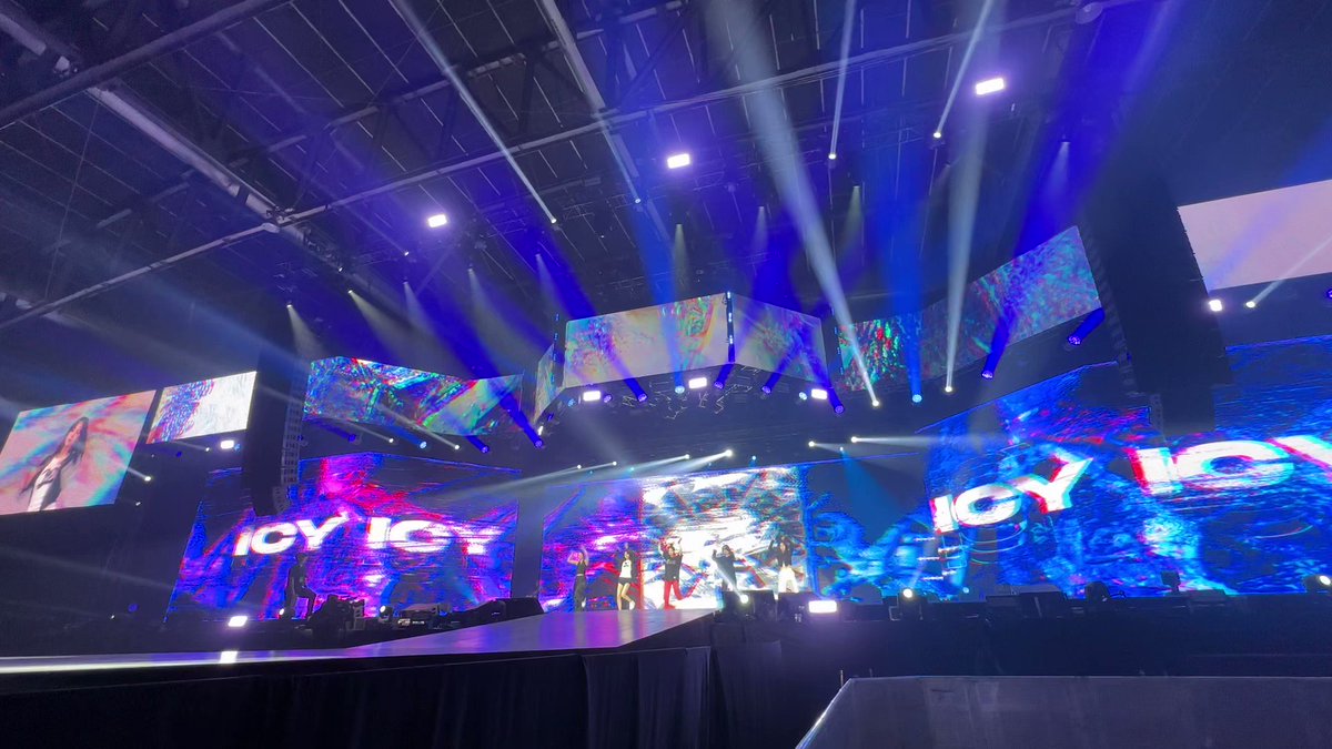 ITZY on Twitter: "ITZY THE 1ST WORLD TOUR in #BANGKOK 믿지 만나러 가는 길~💓 กำลังเดินไปหามิดจี~💓 #ITZY # ...