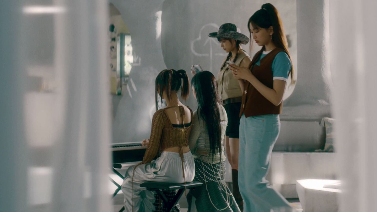 NewJeans Loops 🐇 on Twitter: "STONEHENgE x NewJeans #뉴진스 #NewJeans #혜인 #Hyein"