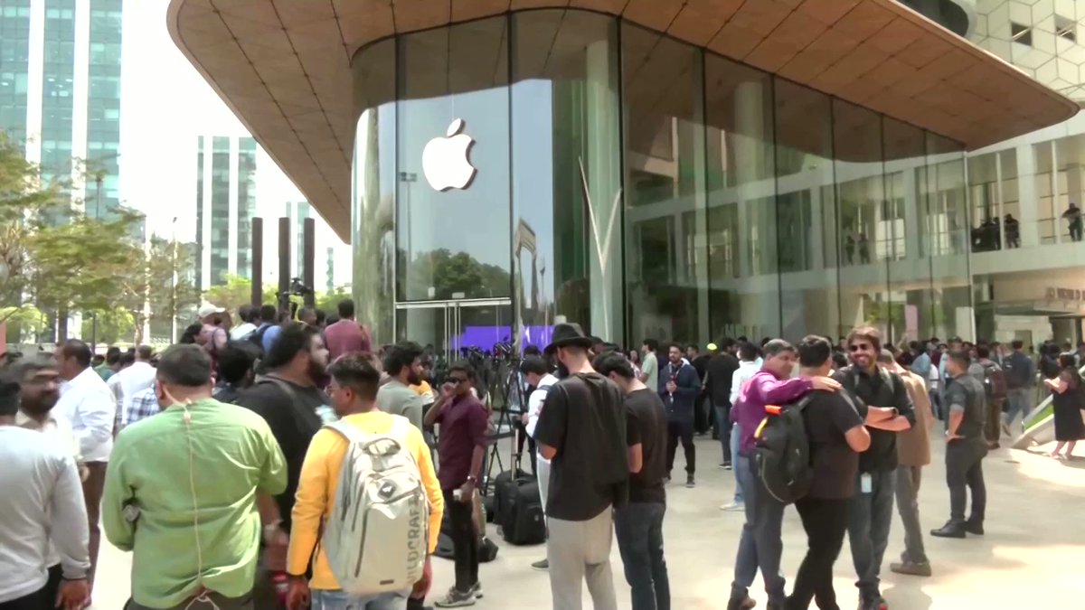 Reuters On Twitter Fans Took Selfies With Apple Chief Executive Tim