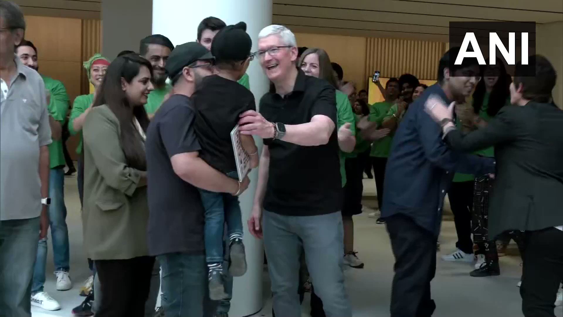 ANI on Twitter: "#WATCH | Apple CEO Tim Cook meets customers visiting India’s second Apple Store ...