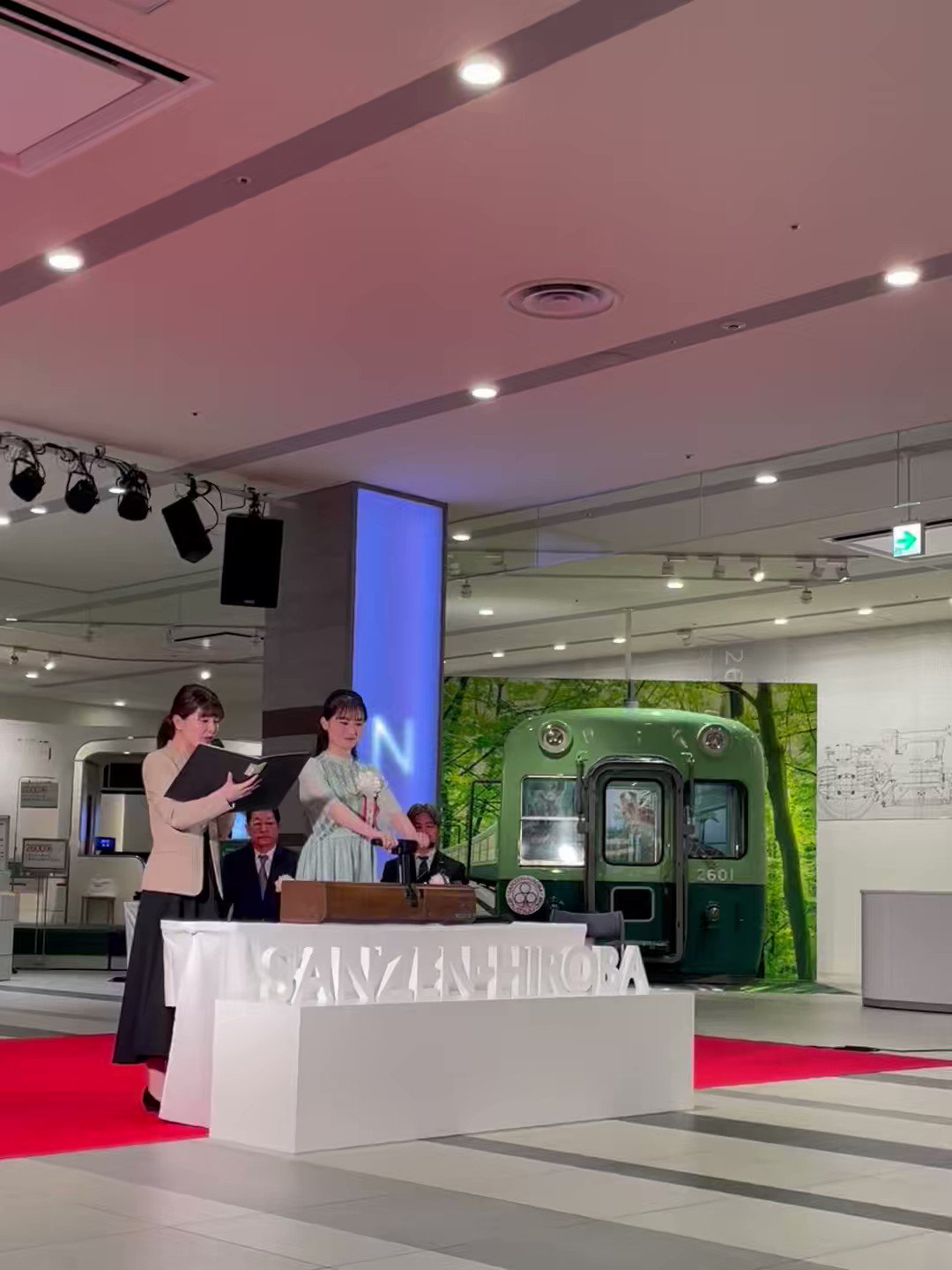 SANZEN-HIROBA on Twitter: "昨日の様子です♪ 本日も5000系の昇降と、オリジナルグッズの販売行います！ みなさまのご来場お待ちしています🚃🚃🚃 ...