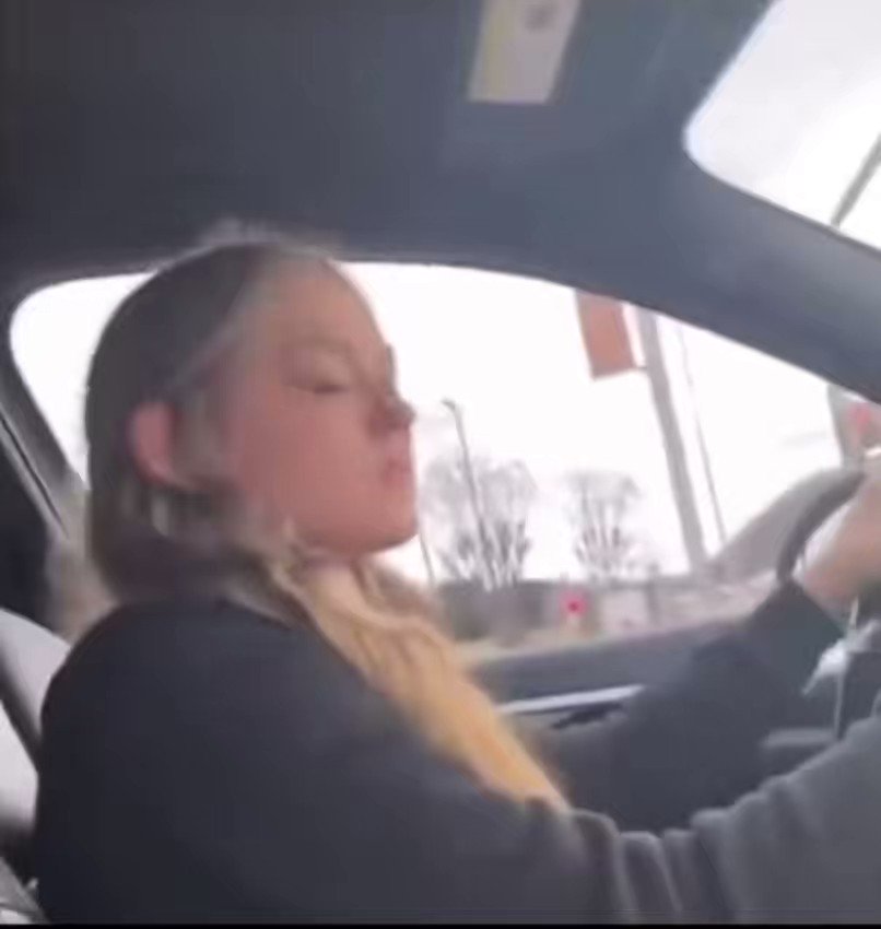 On Twitter Bien Sûr Quelle Te Trompe Depuis Quand Une Femme Conduit