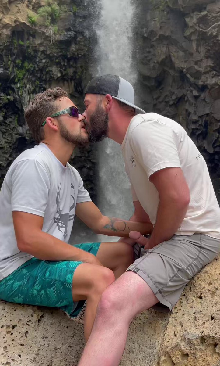 Jake Jackson on Twitter: "Makin out with @blue_eyed_jonas gets me so damn hard."