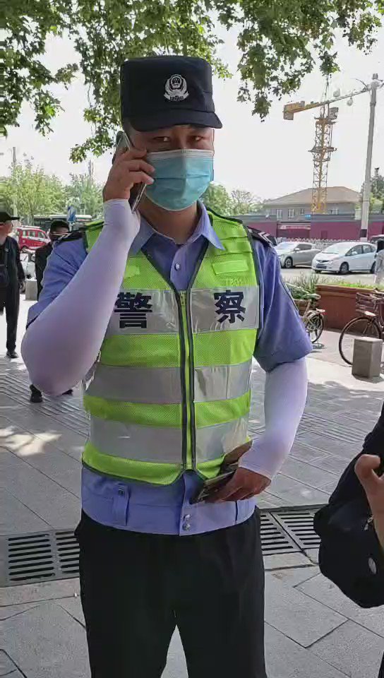 大雄的微笑 On Twitter 有針對性的維穩,不出示警官證,全程配戴口罩黑墨鏡,這是恐怖份子嗎。 中國人權