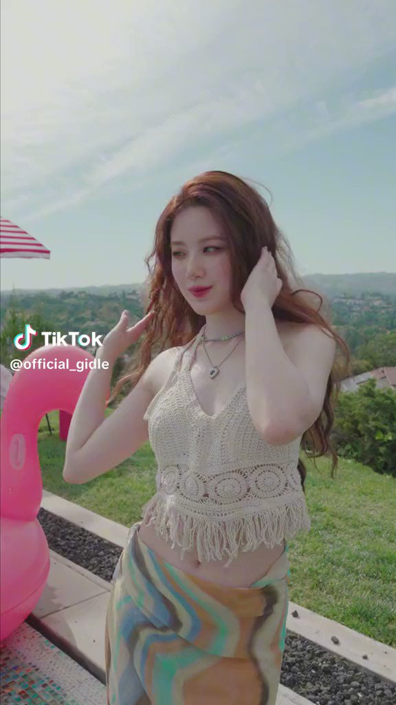 (G)I-DLE·(여자)아이들 on Twitter: "[📽] 슈화의 Take a Photo 📸 #QueencardPHOTO https://vt.tiktok.com ...