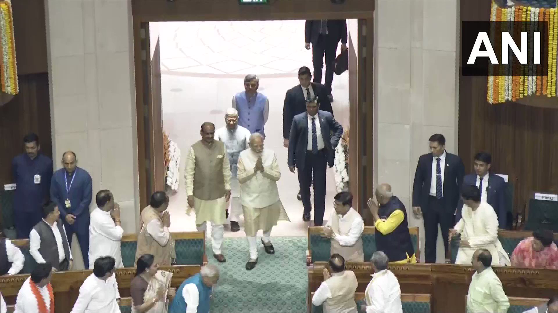 ANI on Twitter: "#WATCH | PM Modi enters new Parliament amid 'Modi, Modi' chants and standing ...
