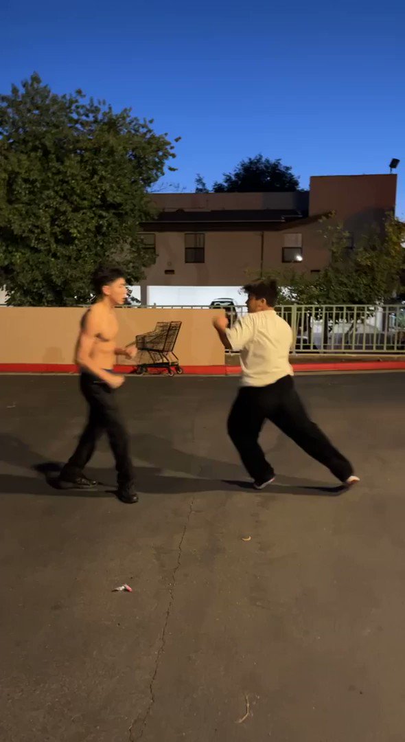 Based Fights On Twitter Guy Knocks Down Wannabe Thug Twice And His Friend Has To Jump In 🤦🏻