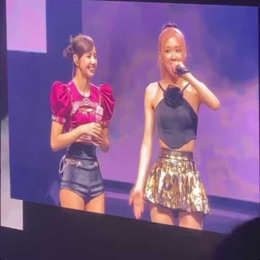 honors lisa on Twitter: "the crowd cheering for jennie. you are so loved 🥺"