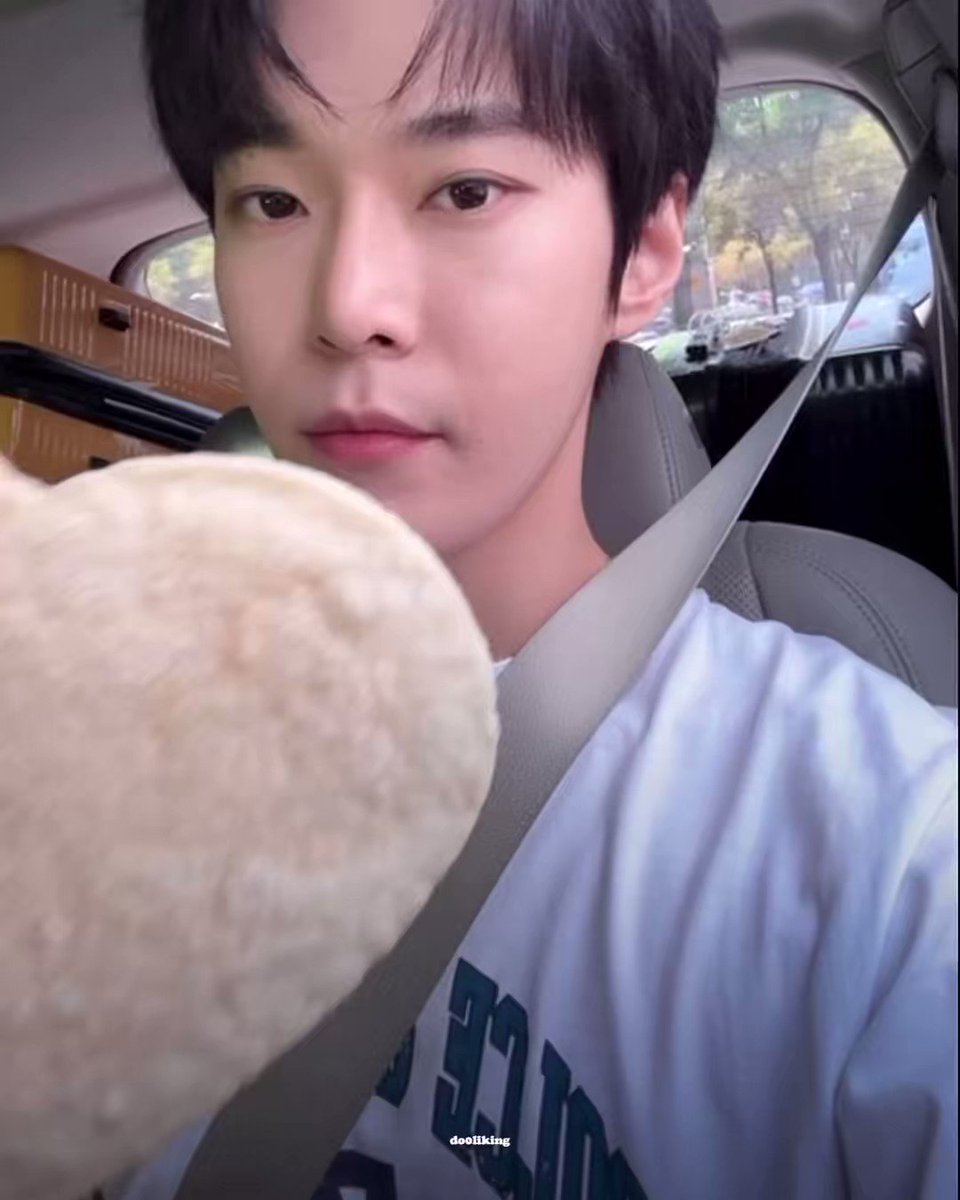 ON || NCT MENFESS on Twitter: "nct! Doyoung suka bgt sama kerupuk ini yaa😄 jadi penasaran apa ...