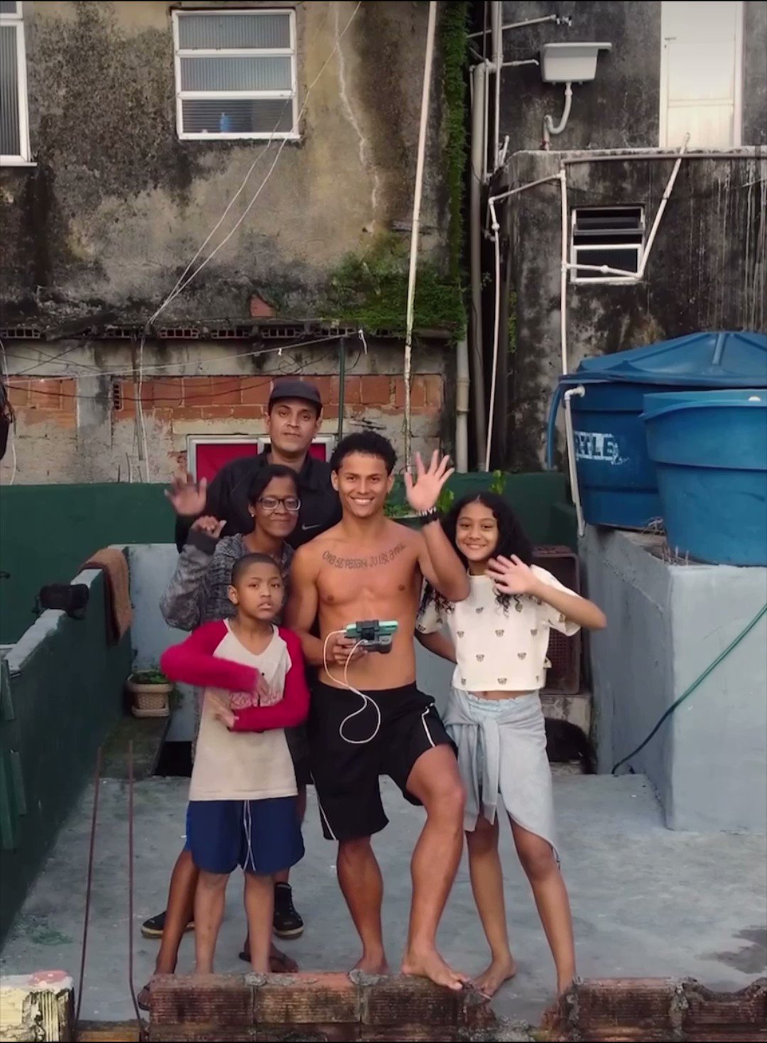 FOFOQUEI on Twitter: "Ex-bbb e ator Danrley mostra a dimensão que é a favela da Rocinha. https ...