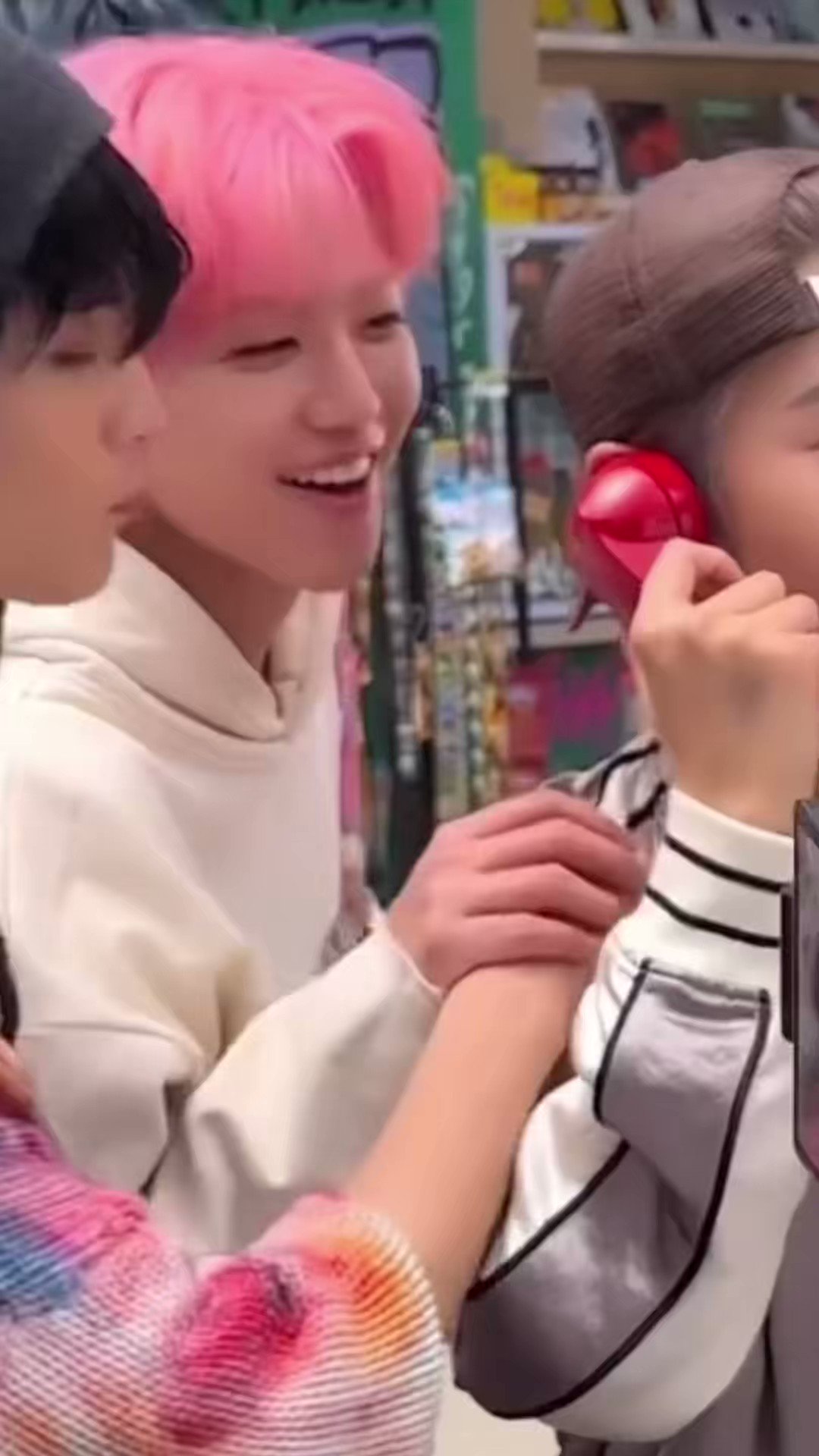 Jeongwoo_MarkLee on Twitter: "RT @8LEEMARK: 맨왼쪽 귀척쩔어 ㅡㅡ ♡ https://t.co/U8g3BTzZ4f" / Twitter