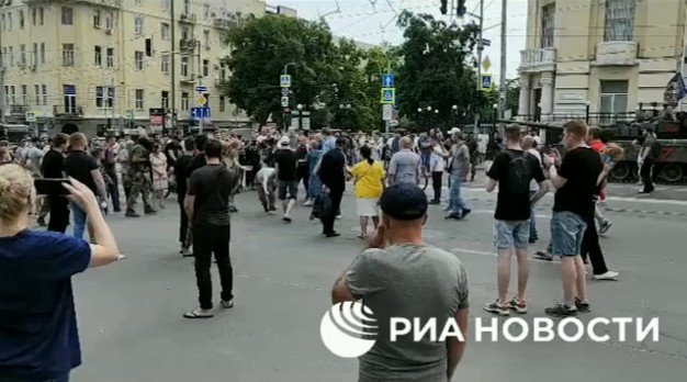 Republic on Twitter: "Драки и стычки около штаба Южного военного округа ...