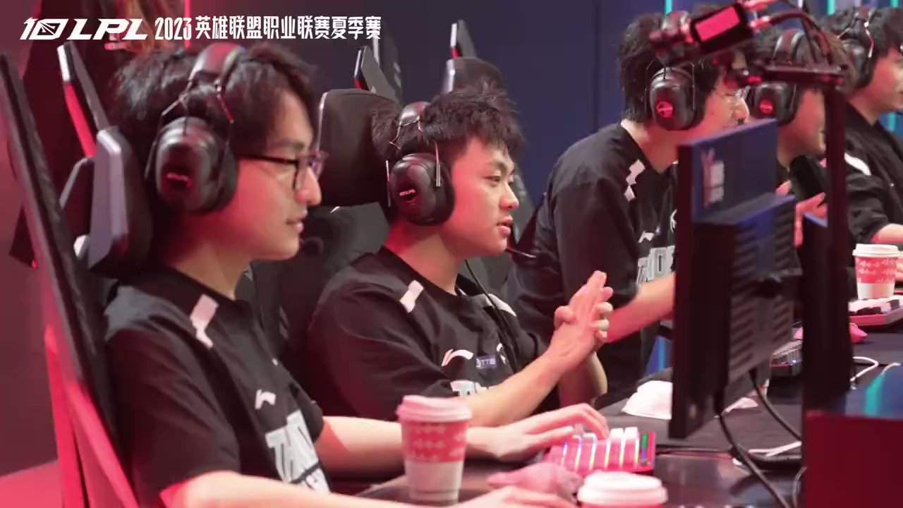 LPL Fanclub on Twitter: "Ucal! That’s too much! Ucal shows his love to fans with a huge kneeling ...