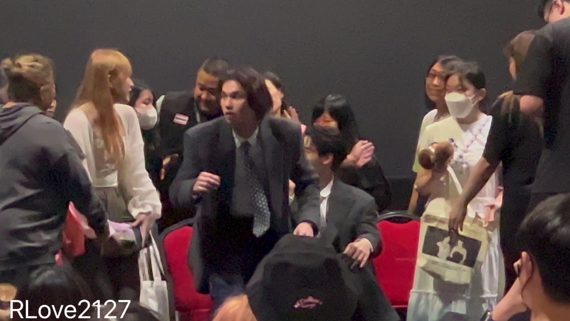 RLove2127 on Twitter: "亮亮跟P’eed🥺 坐下之後跟小贏相視而笑🥺 好甜啊啊啊啊啊😭 ⭐️影片轉載請不要抹去我的水印 謝謝🙏🏻 @bbrightvc ...