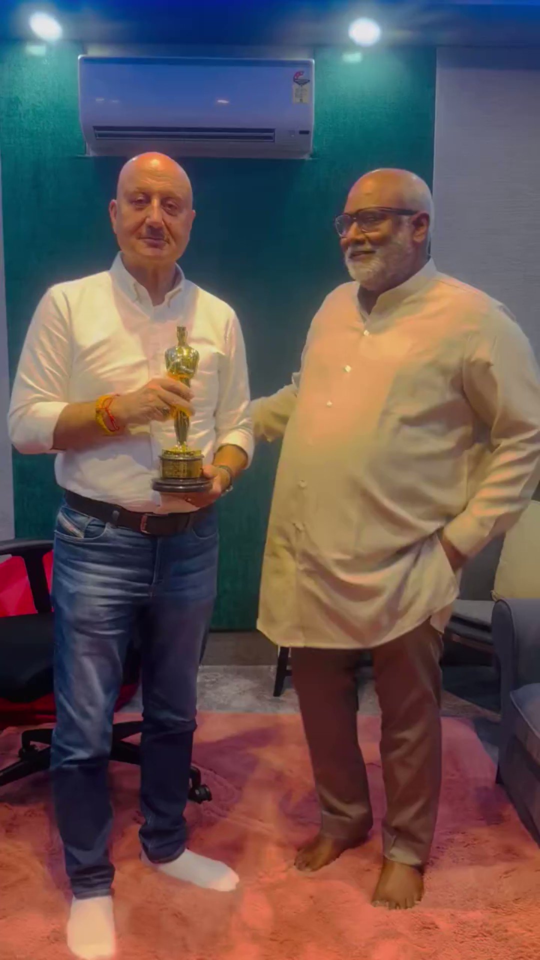 Anupam Kher on Twitter: "OSCAR MOMENT! Dearest @mmkeeravaani Sir! Thank you for letting me hold ...