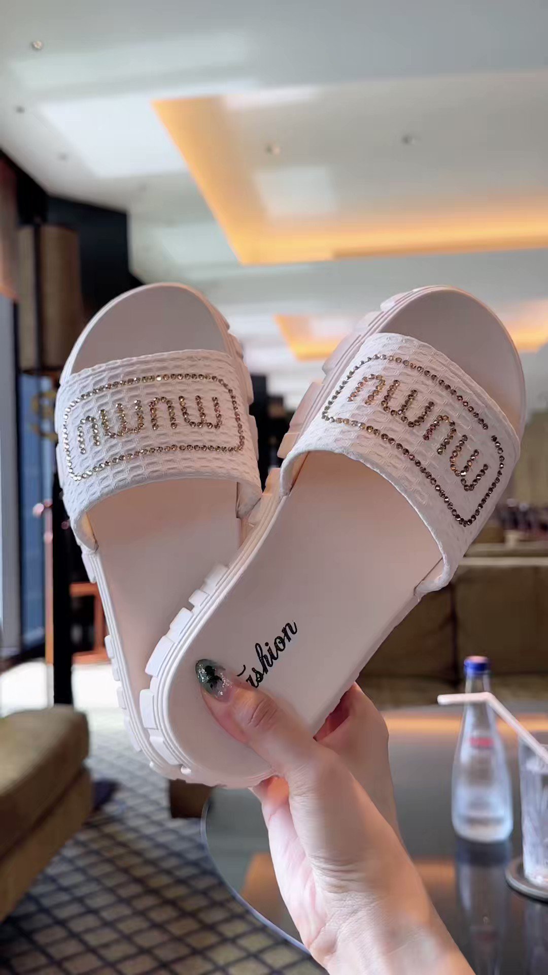 MUMU🦜7月5日、8日しまむら×むむコラボ新作発売 on Twitter: "タイのマーケットで見つけたmumuサンダル🩴 すでにラインストーン2つ取れちゃってるけど3,000円で買い付け ...