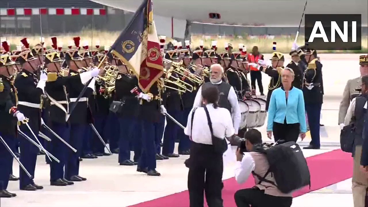 TIMES NOW on Twitter: "PM Narendra Modi receives a ceremonial welcome as he arrives in Paris ...