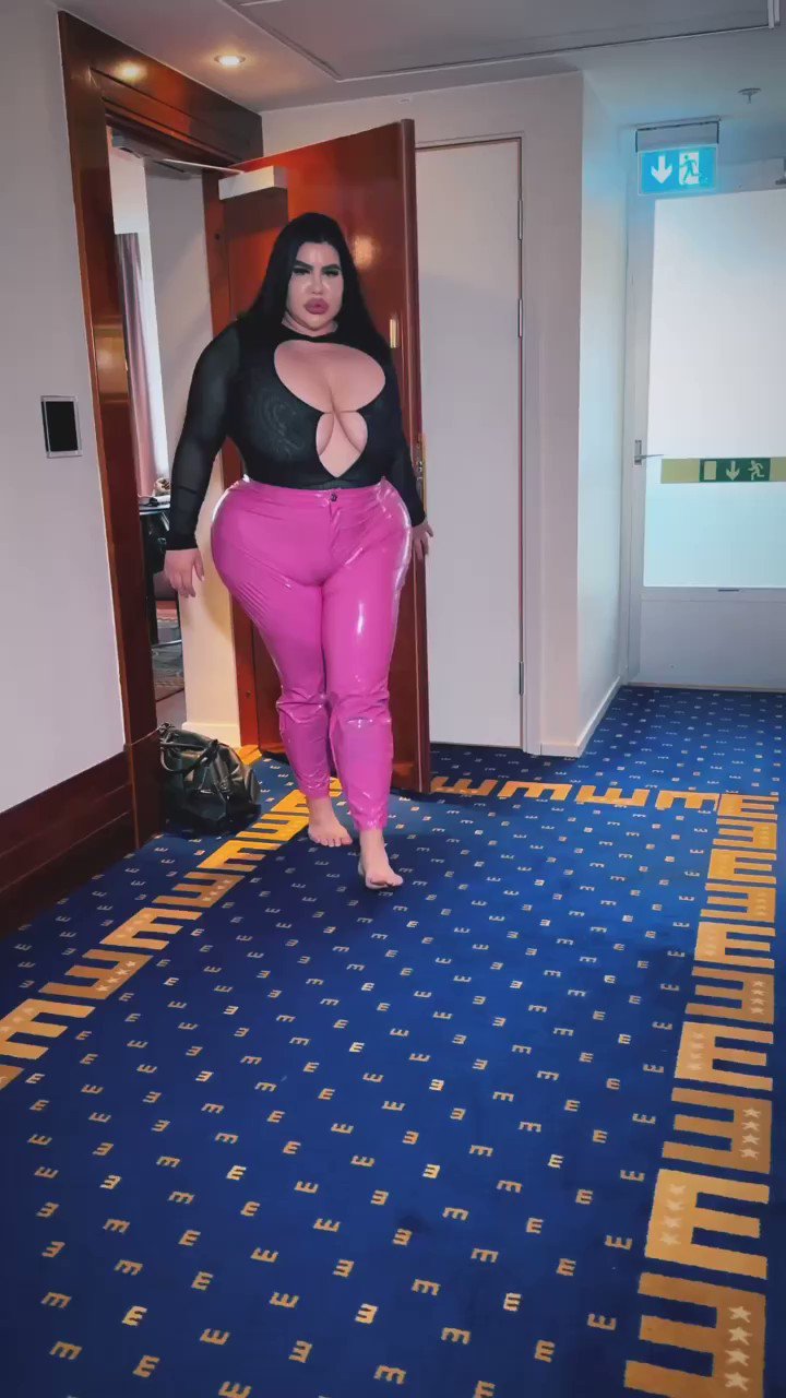 Natasha Crown on Twitter: "Tick Tick Boom 💥 See more of me only at my Onlyfans! https://t.co ...