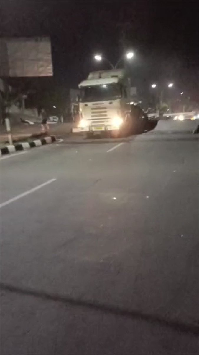 BBC News Indonesia on Twitter: "Ini adalah momen saat KA Brantas rute Jakarta-Blitar menabrak ...