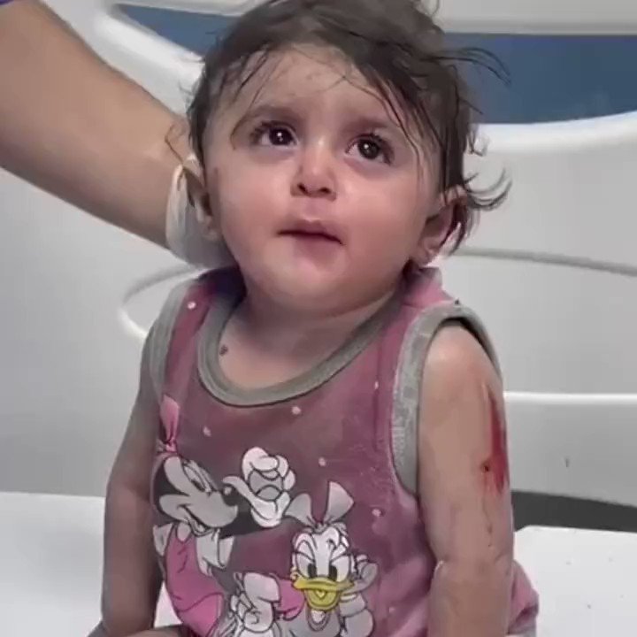 صحيفة رصد العمانية نجت هذه الطفلة الفلسطينية بأعجوبة بعد إنقاذها