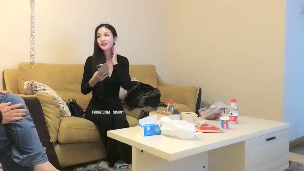 探花小伙网约顶级外围女神,长得太漂亮了身材又好,老哥掩不住的激动疯狂输出猛操她,以致操太狠了把套遗漏进逼里,被妹子讹了一千块,无奈交钱了事投稿💌: