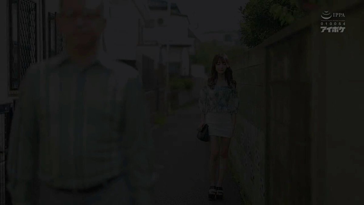 久しぶりに再会した従姉がまさかの100人斬りで有名な絶倫ヤリマンギャルに!滞在中の2日間、彼女のチ ポオモチャにされ続けた童貞のボク 桃