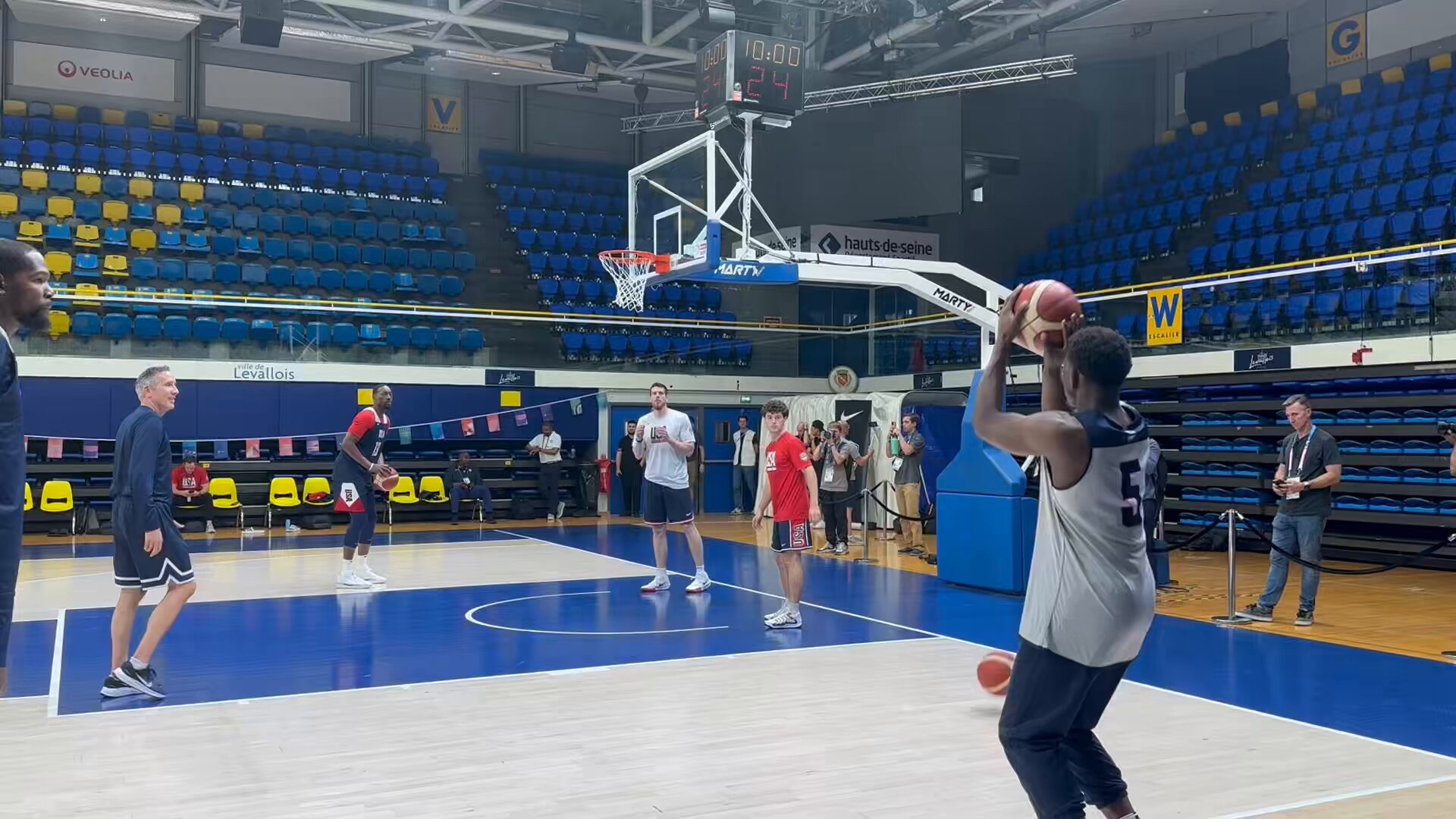 [花邊] KD在場上練球時傳授AE一些關於投射的技巧 - PTT評價