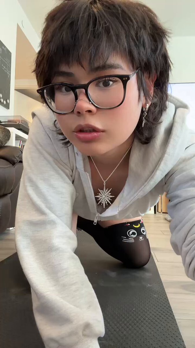 Kiyana Vi(@kianavi5 ):Netflix nd breed my bussy?