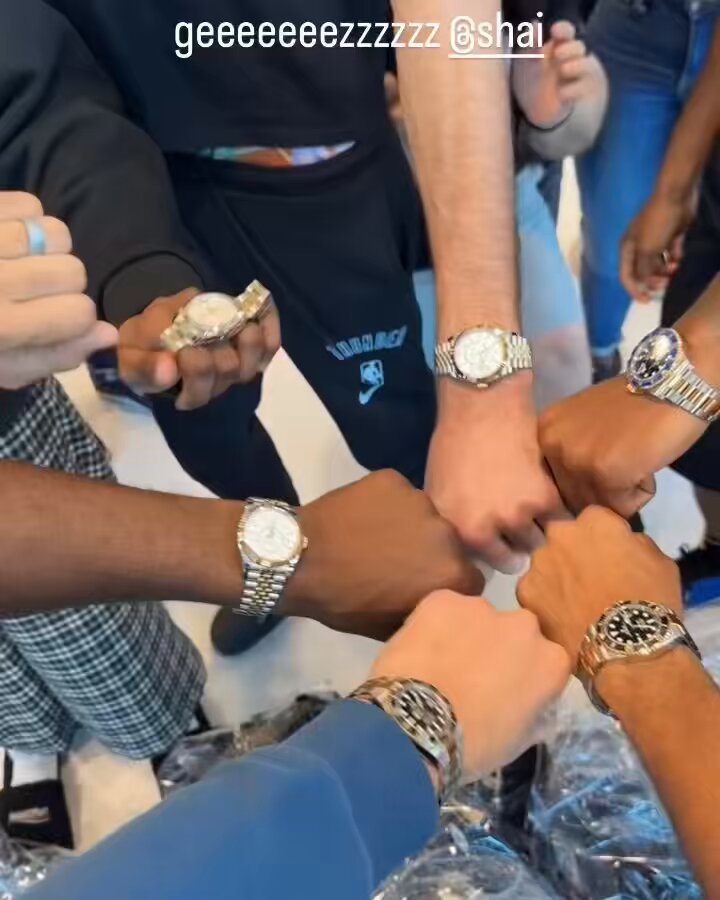 팀원들에게 시계를 선물한 SGA - MANIA