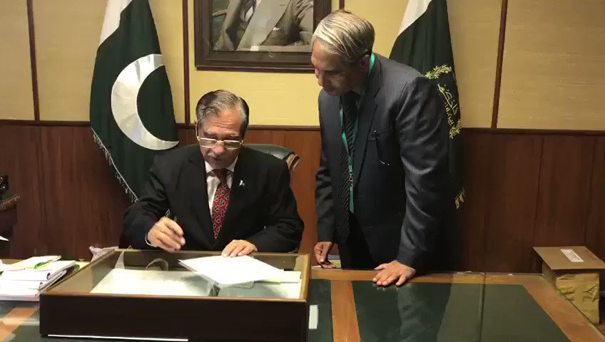Mona Alam on Twitter: "Chief Justice Pakistan #SaqibNisar becomes the first one to contribute ...