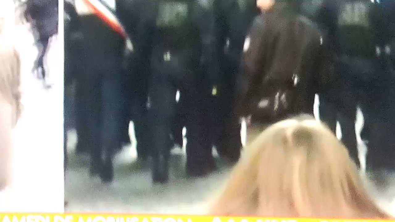 Ivan07246 on Twitter: "Charge de #CRS à #Rennes #giletsjaunes en direct #cnews . Regardez la # ...