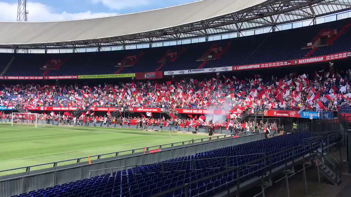 Beelden vanuit De Kuip: Vuurwerk en sfeer bij eerste openbare training ... Beelden vanuit De Kuip: Vuurwerk en sfeer bij eerste openbare training ...
